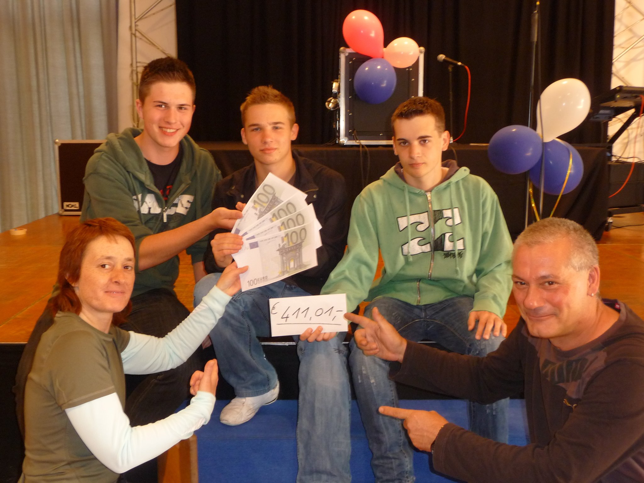 Abschlußklasse spendet an JFS - Dortmund-Ost