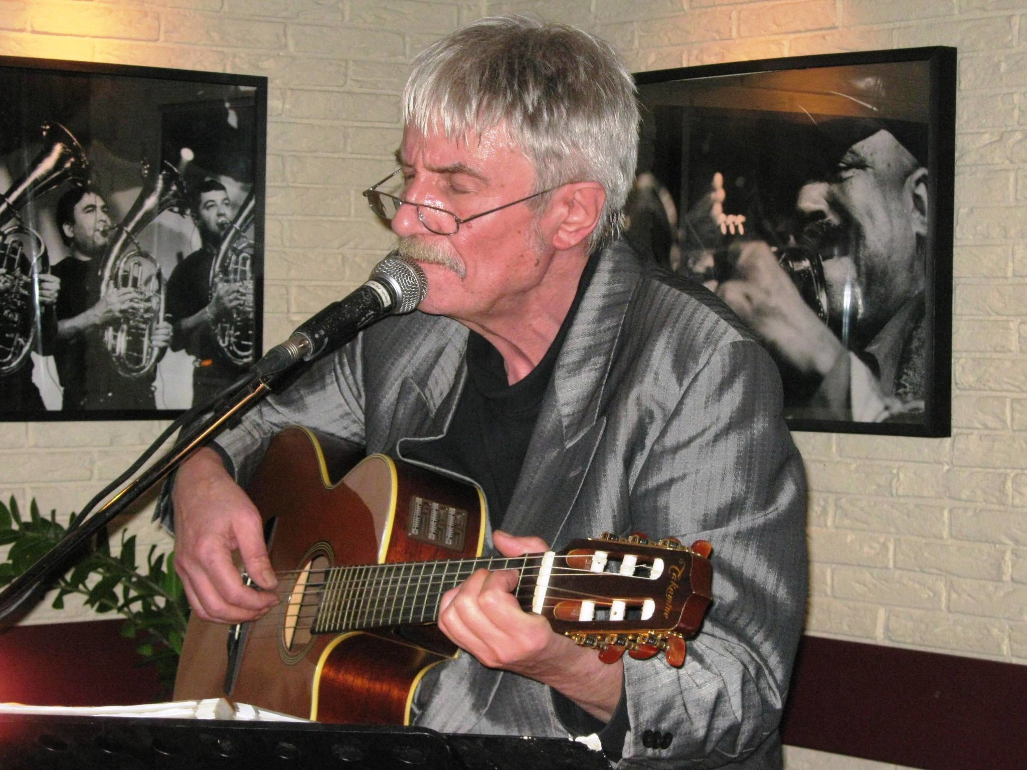 Nepix haucht mit Cohen-Hit "Suzanne" Folk-Atmosphäre im/bei "Jedermann ...
