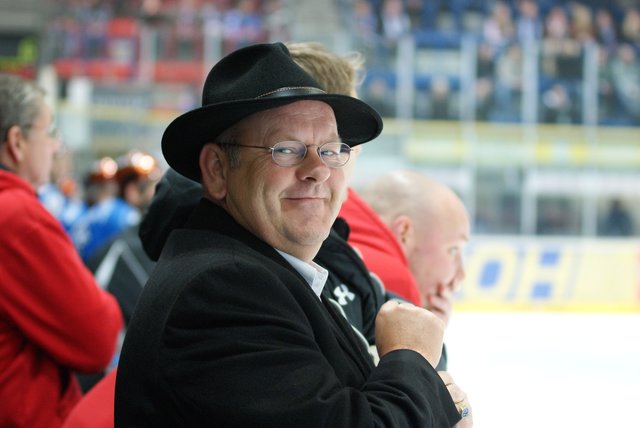 Josef Jost: Seit Jahren immer mit neuem Hut an der Bande - Iserlohn