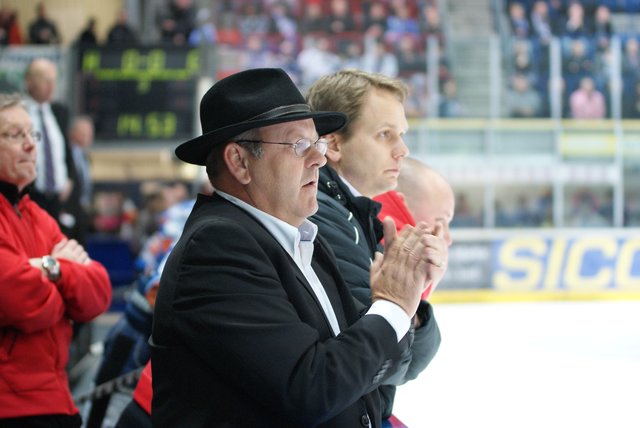 Josef Jost: Seit Jahren immer mit neuem Hut an der Bande - Iserlohn