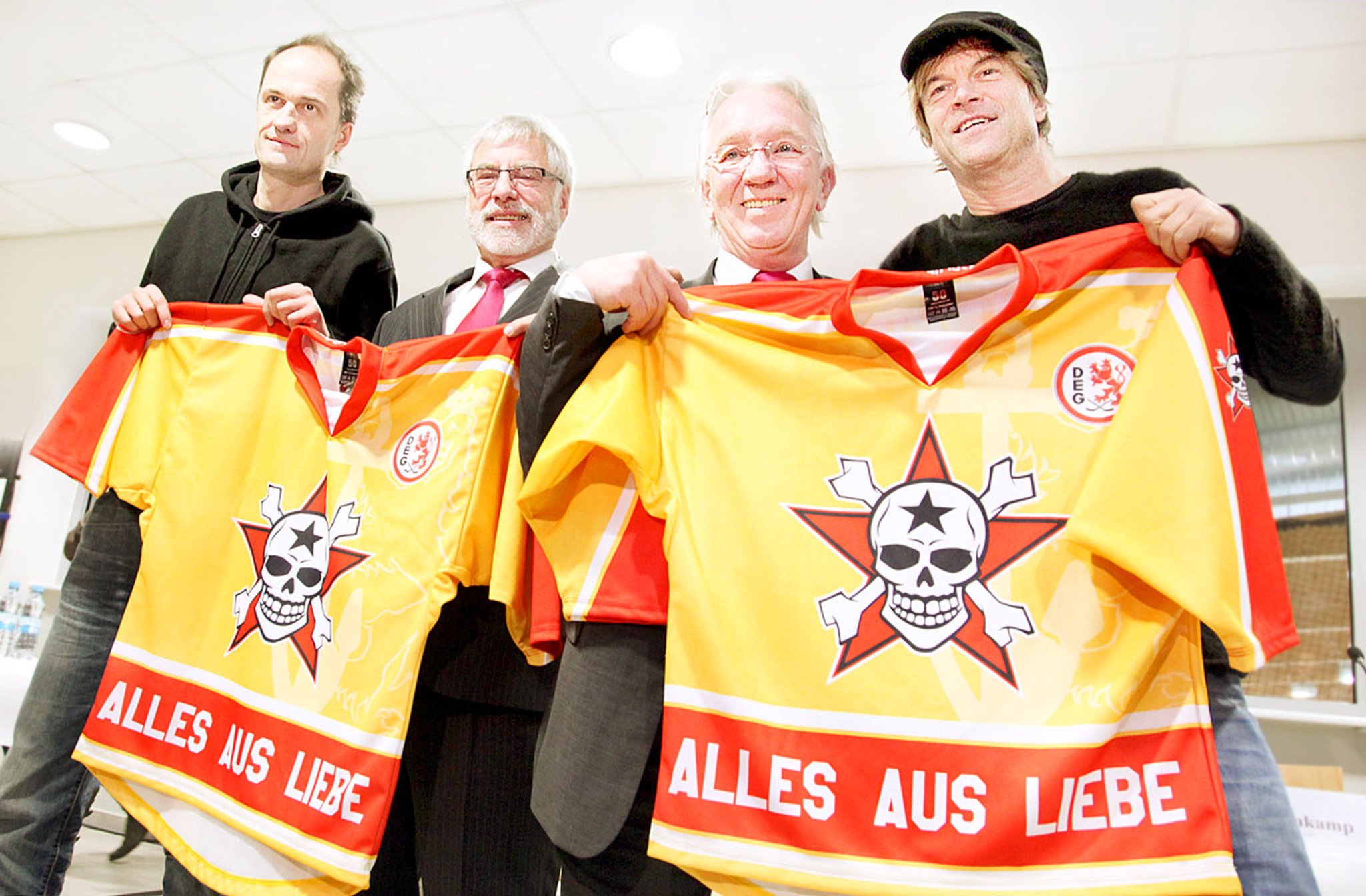 "Alles aus Liebe": Hosen unterstützen die DEG - Düsseldorf