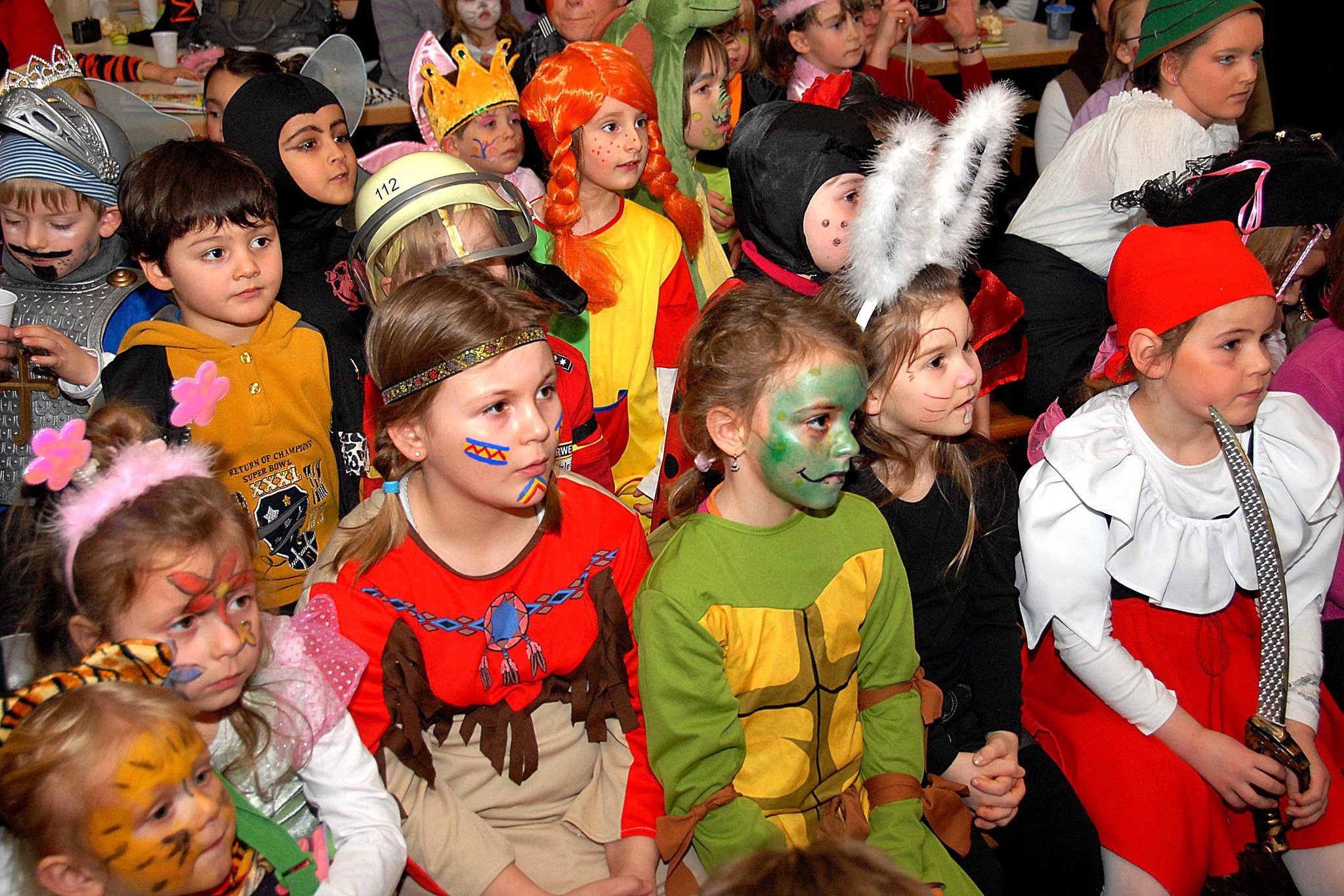 Kinderkarneval der Deuschen Bühne: Kleine Narren in Körne außer Rand ...