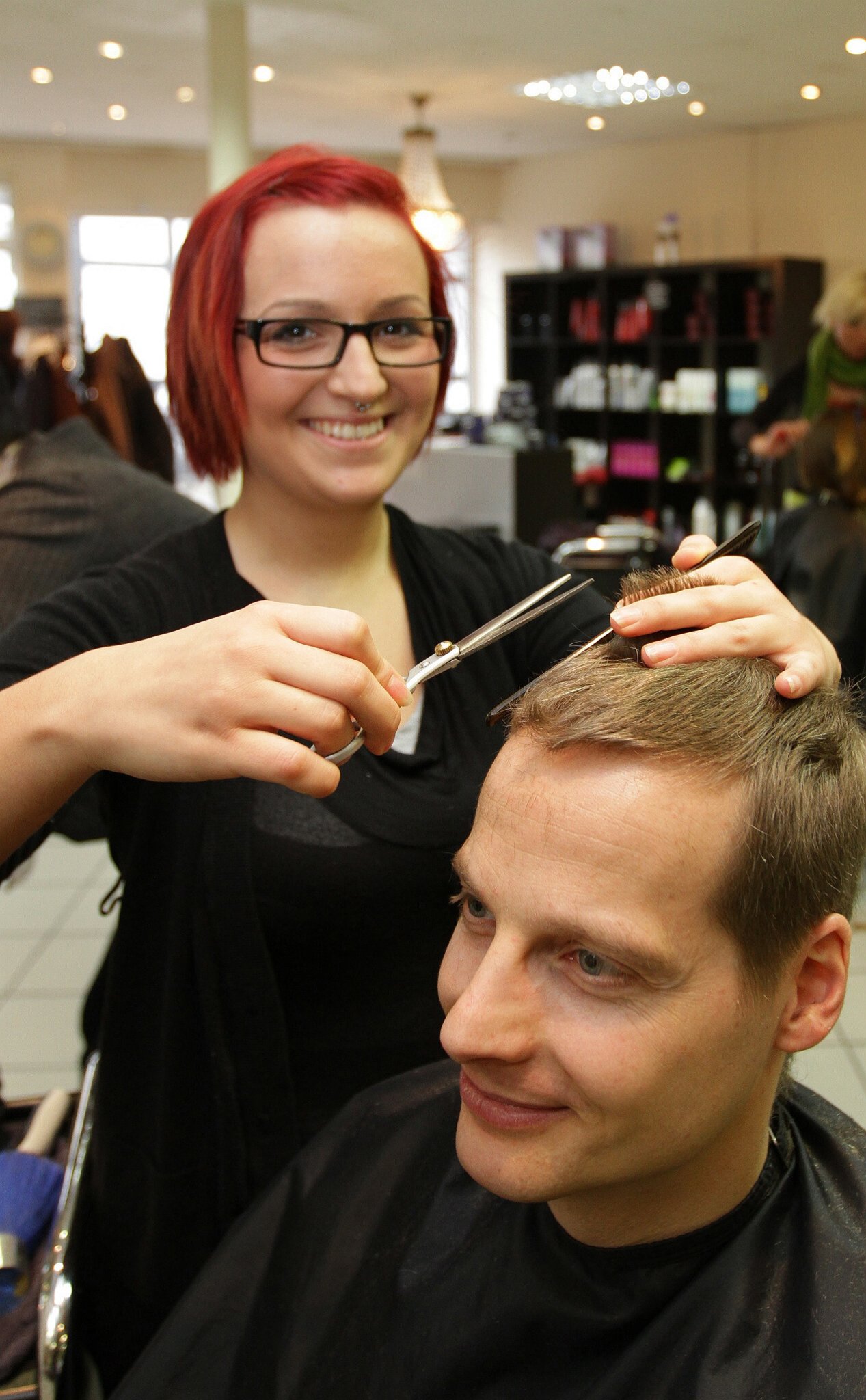 Ciseaux e peigne: Friseur-Azubis lernen Pfiff mit Kamm und Schere in ...