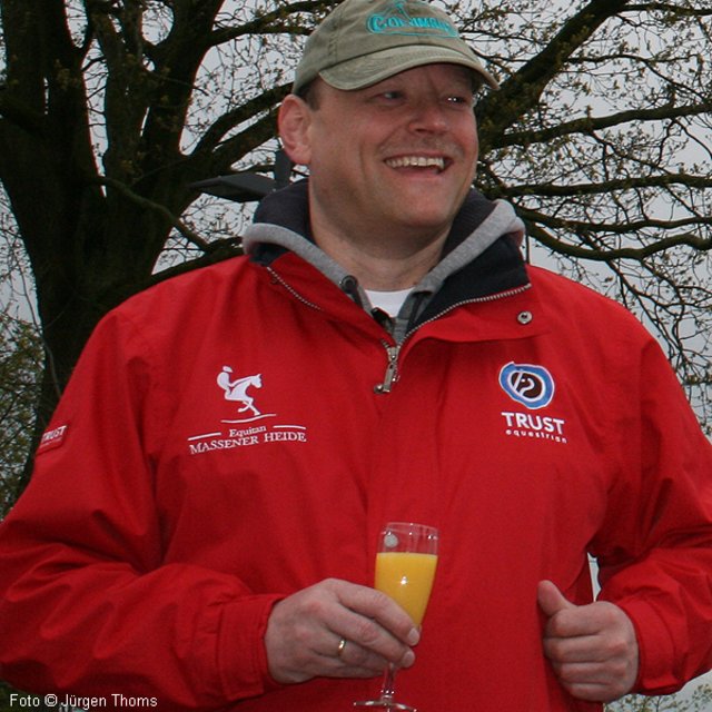 Weithin sichtbar: Das neue Wahrzeichen am Reitsportzentrum Massener ...