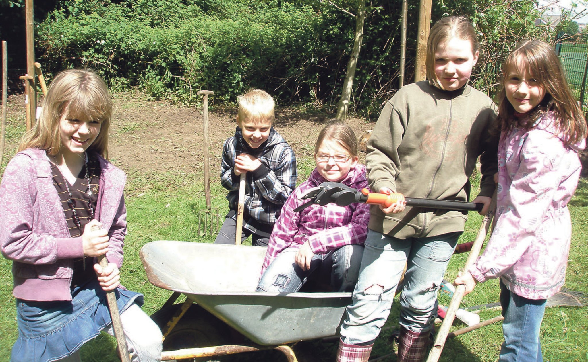 Steinbrinck-Schüler richten Schulgarten her - Dortmund-Ost