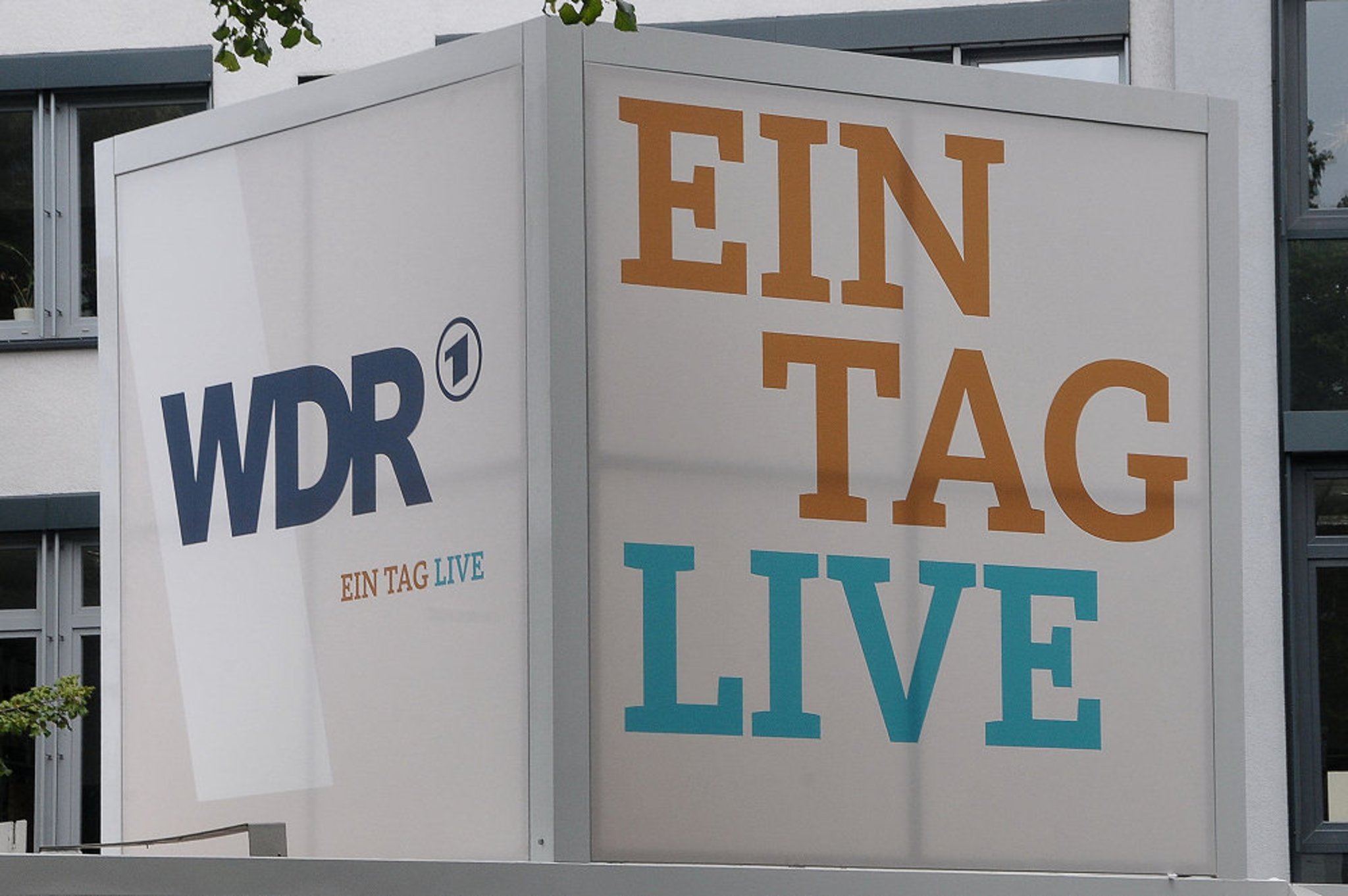 Ein Blick hinter die Kulissen von Funk und Fernsehen. Ein Tag live beim ...