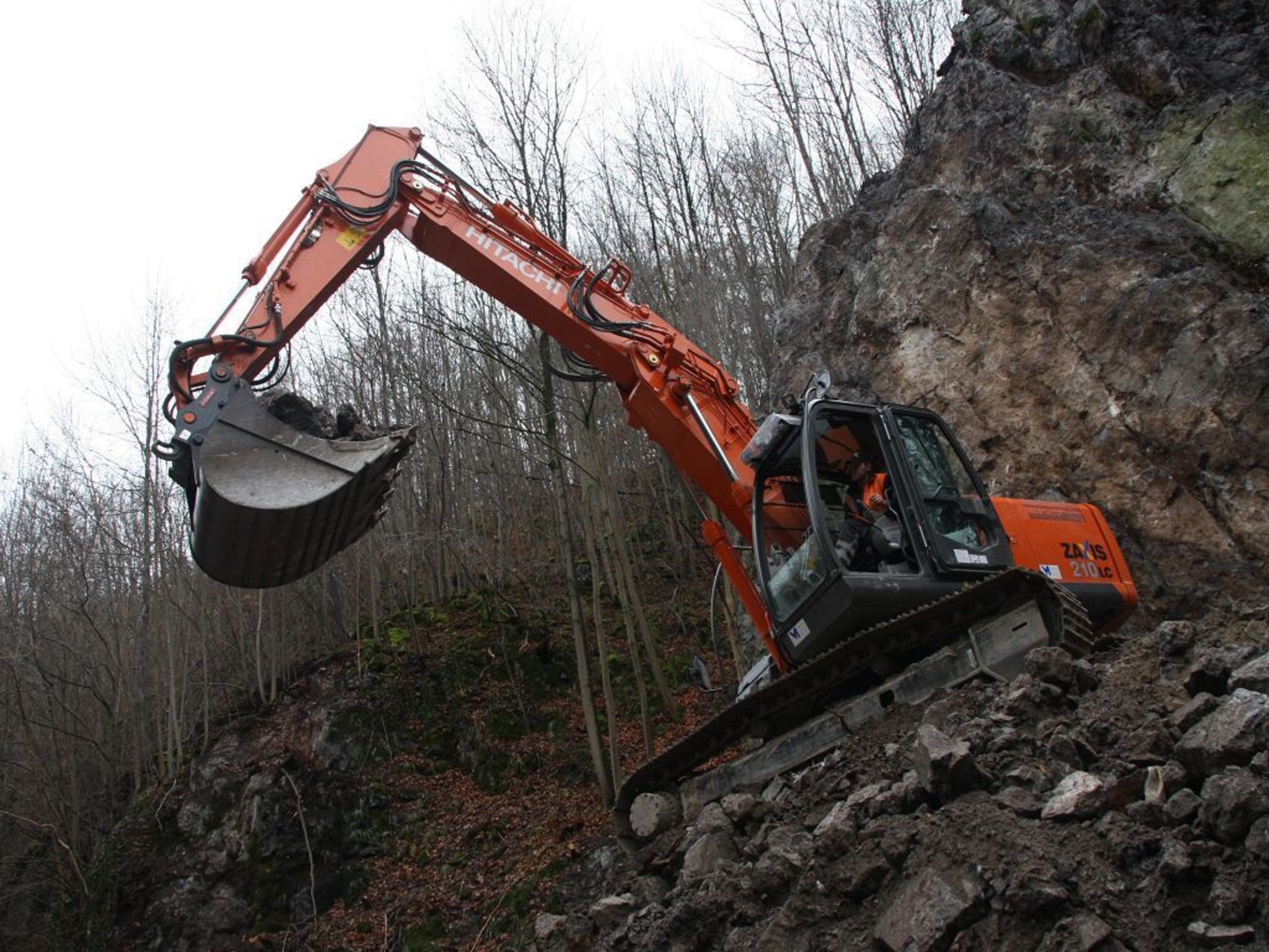 Weitere Felsen werden von Locker-und Geröllsteinen Befreit an der B 515 ...