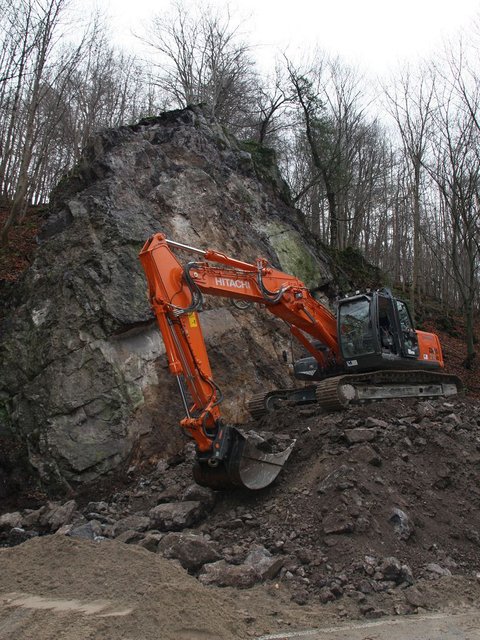 Weitere Felsen werden von Locker-und Geröllsteinen Befreit an der B 515 ...