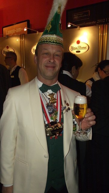 Prinz Dirk II. regiert Duisburgs Narren – Grandiose Prinzenkürung im ...