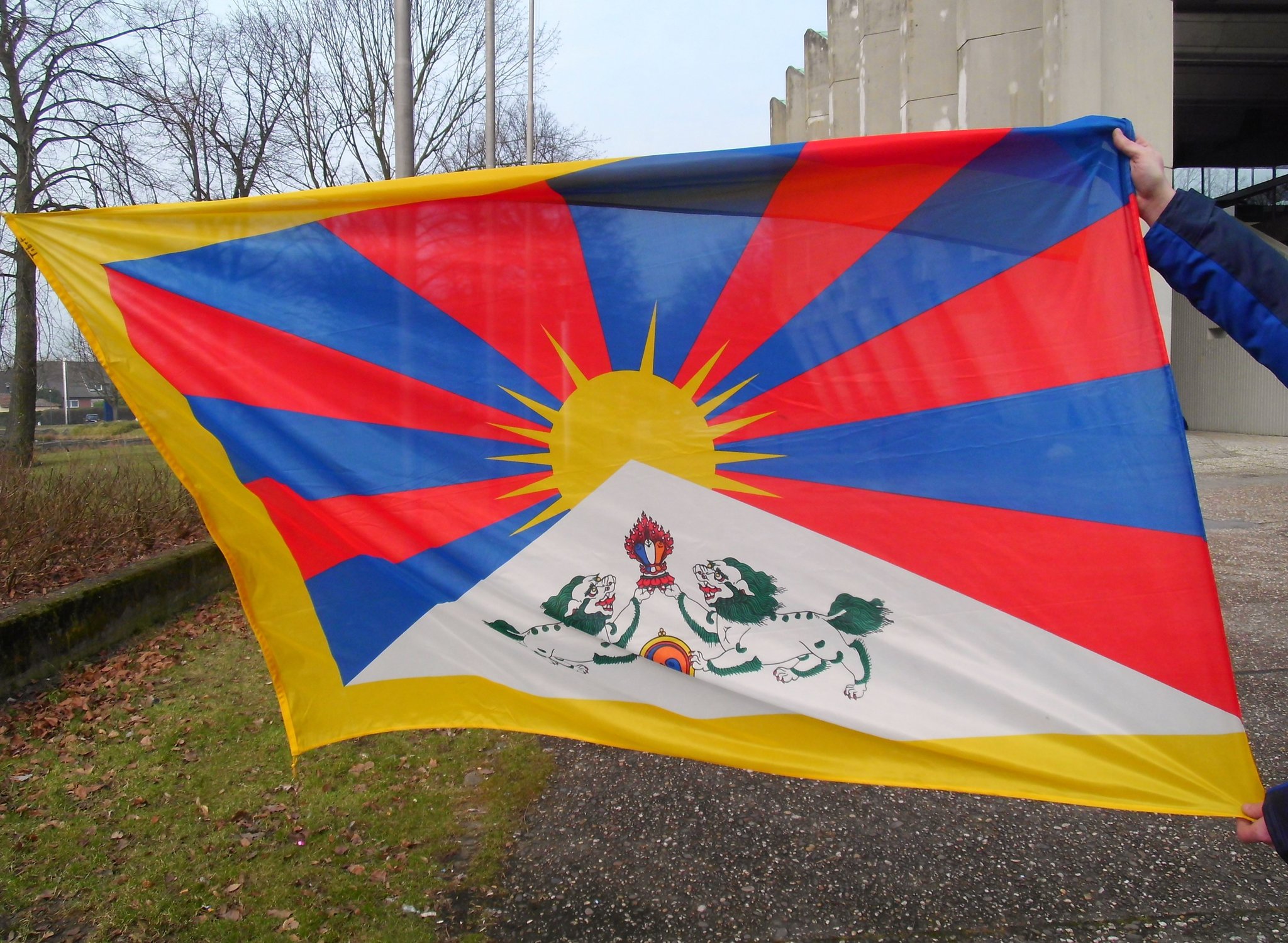 Tibet-Flagge weht seit 8. März 2013 über dem Marler Rathaus - Marl