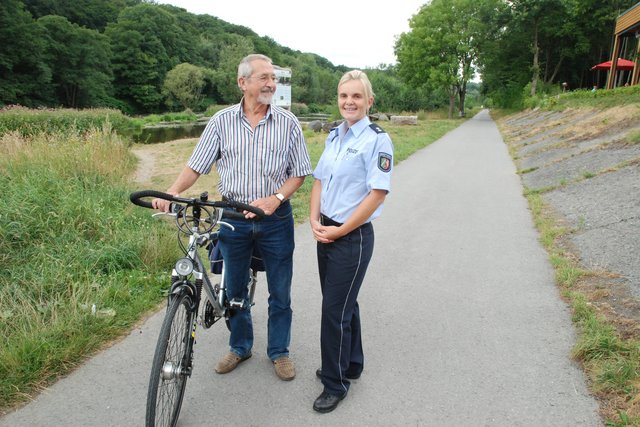 Mit dem Fahrradhelm auf Nummer sicher - Polizei am Radweg in Aktion ...