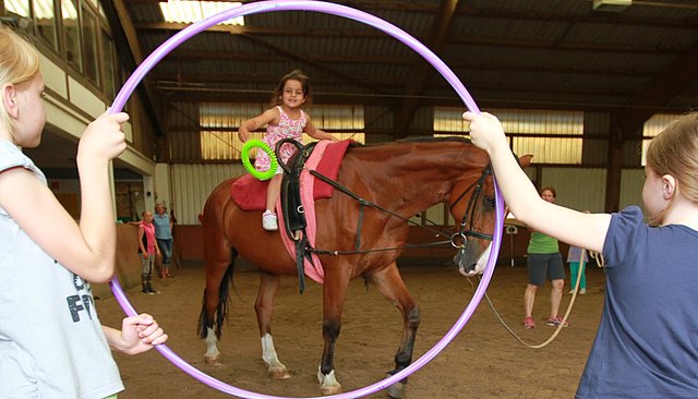 "Spiel und Spaß mit dem Pferd": Kinder lernen Mut und Verantwortung bei ...