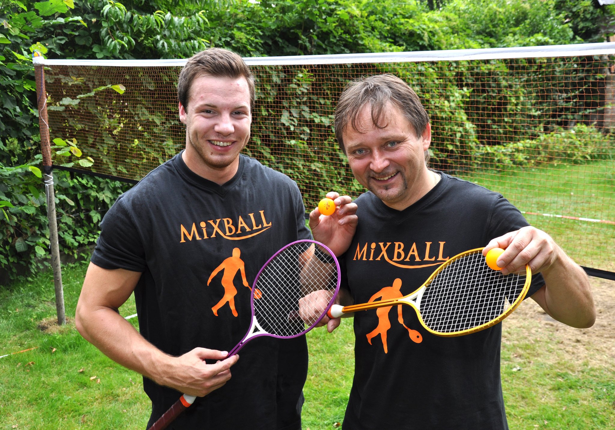 Neuer Funsport aus Zweckel: "Mixball" vereint Badminton und Tischtennis ...