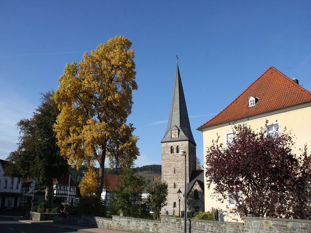 Die St.Blasius Pfarrkirche Balve im Herbst - Balve