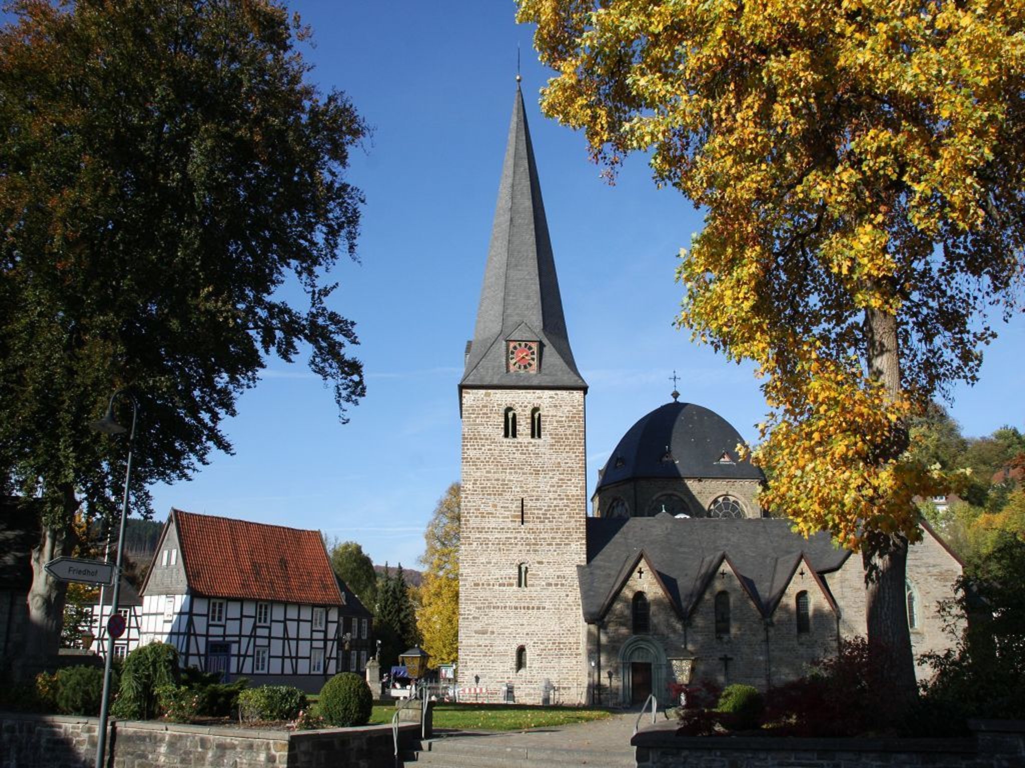 Die St.Blasius Pfarrkirche Balve im Herbst - Balve