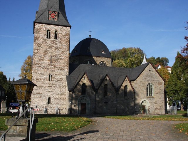 Die St.Blasius Pfarrkirche Balve im Herbst - Balve