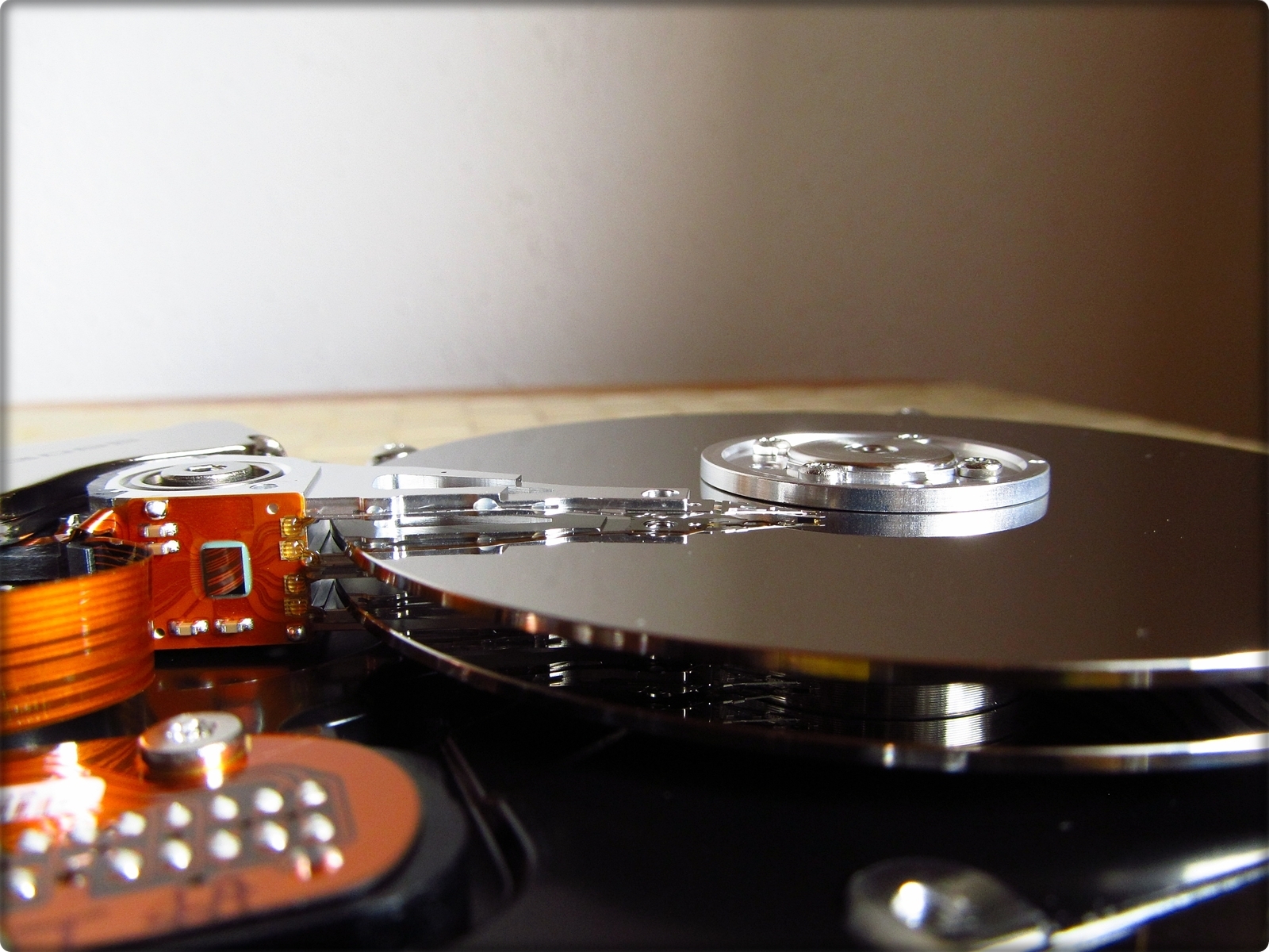 Aufgeschraubt: eine Computer-Festplatte von innen !!! :-) - Xanten