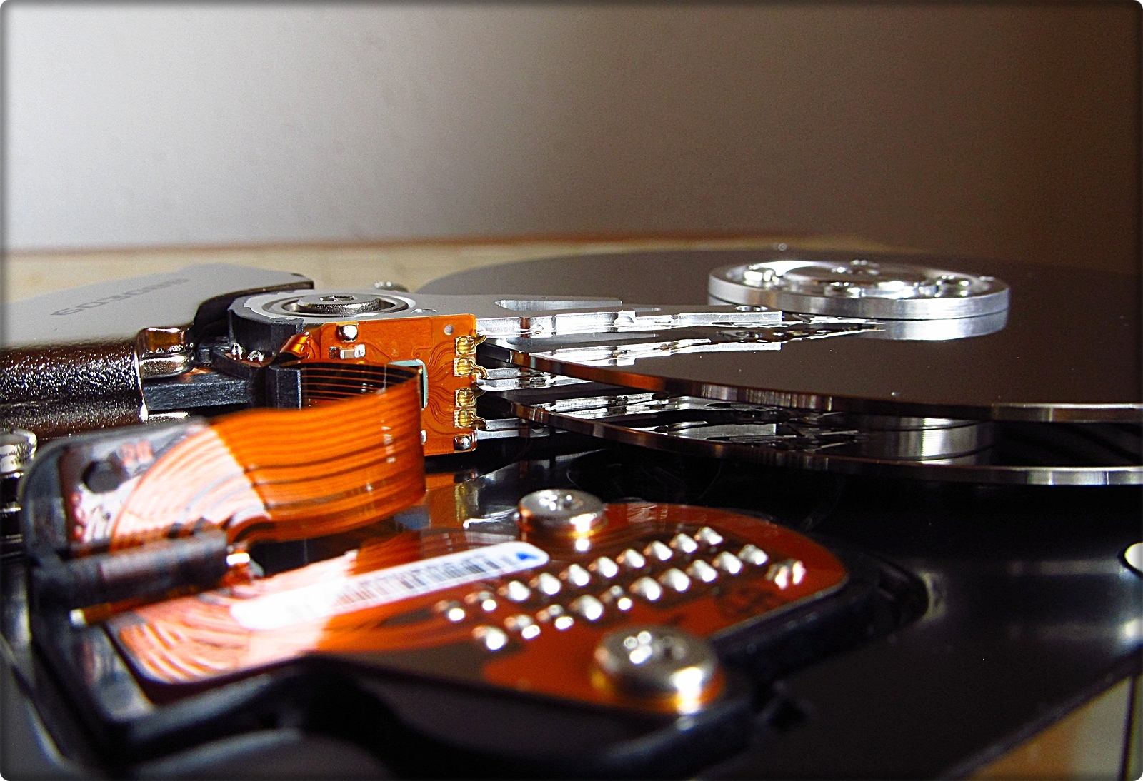 Aufgeschraubt: eine Computer-Festplatte von innen !!! :-) - Xanten