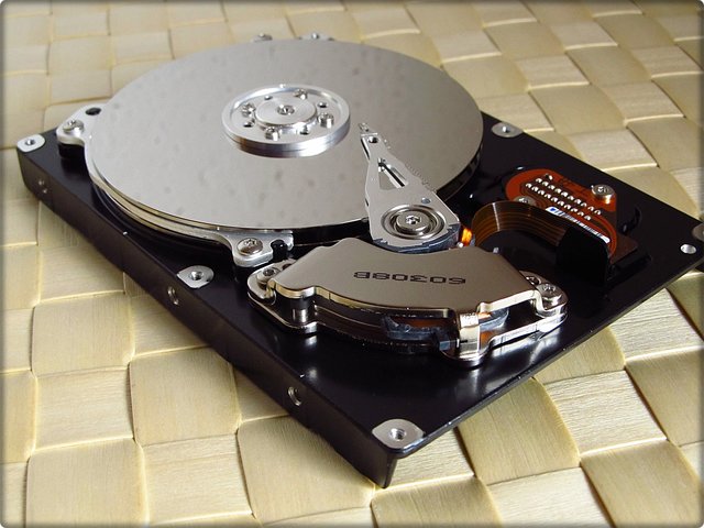 Aufgeschraubt: eine Computer-Festplatte von innen !!! :-) - Xanten