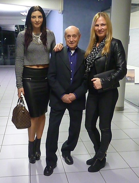 Jessica Balogun kreuzt mit Christina Hammer die Fäuste. - Dortmund-Süd