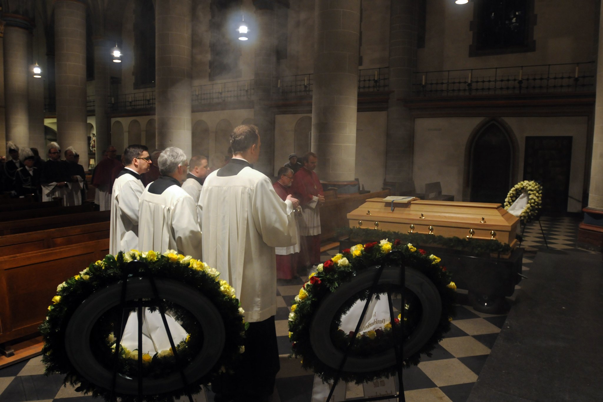 Kardinal Meisner leitet Requiem für Altbischof Hubert Luthe - live im ...