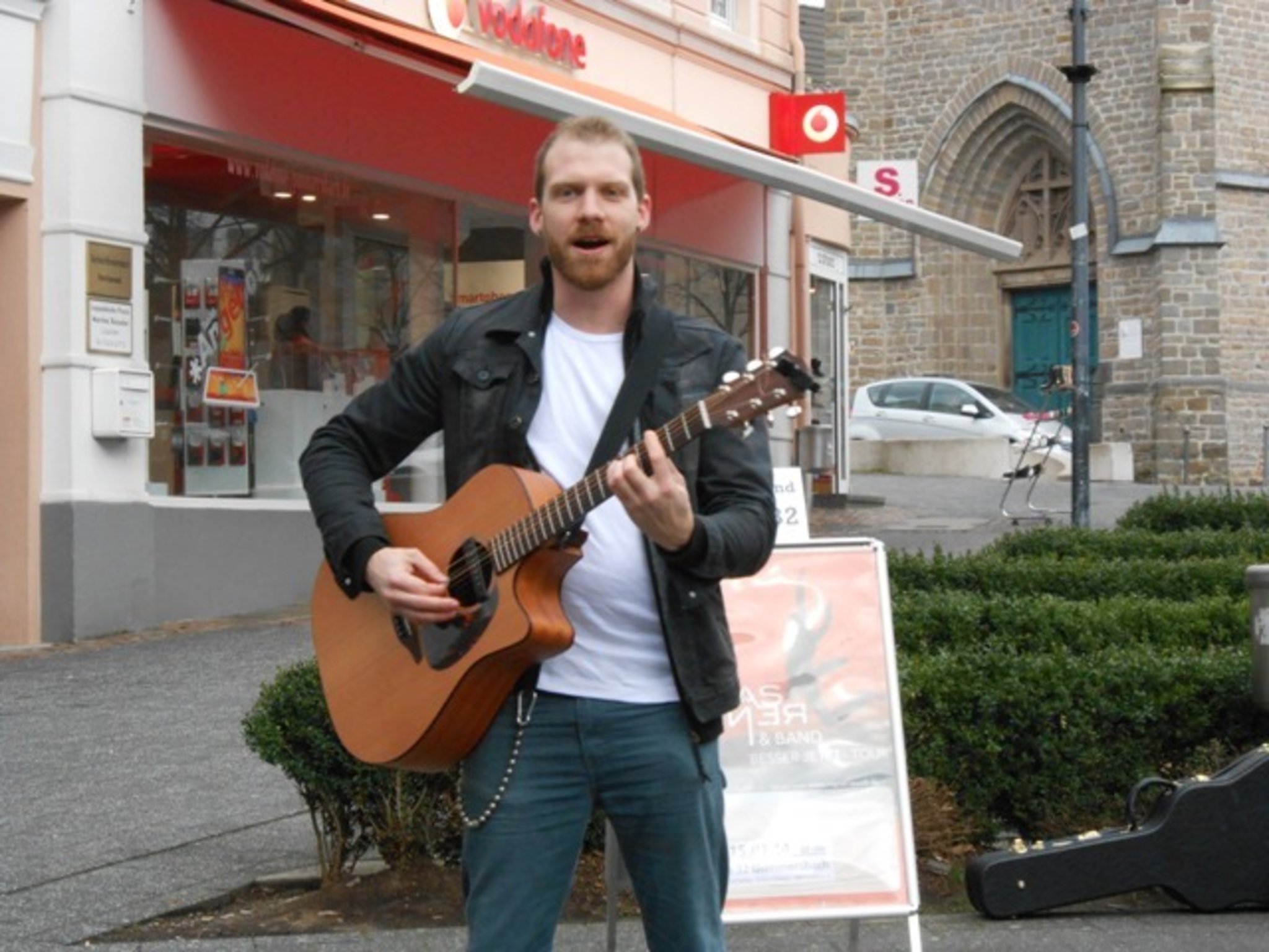 Tobias Regner mittags unplugged am Lindenplatz in Gummersbach und ...