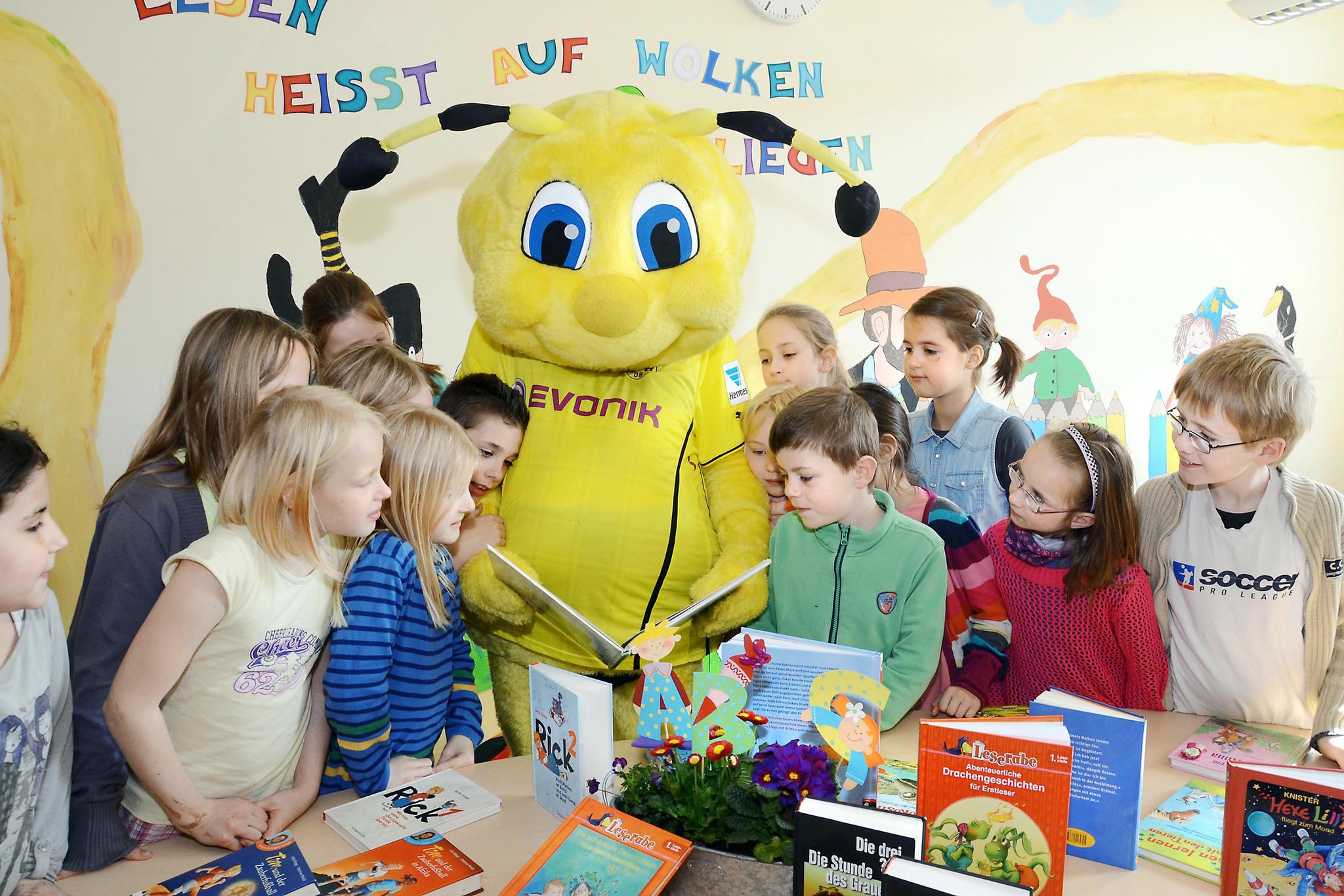 BVB-Maskottchen „Biene Emma“ eröffnet Eichwald-Schulbücherei in Husen ...