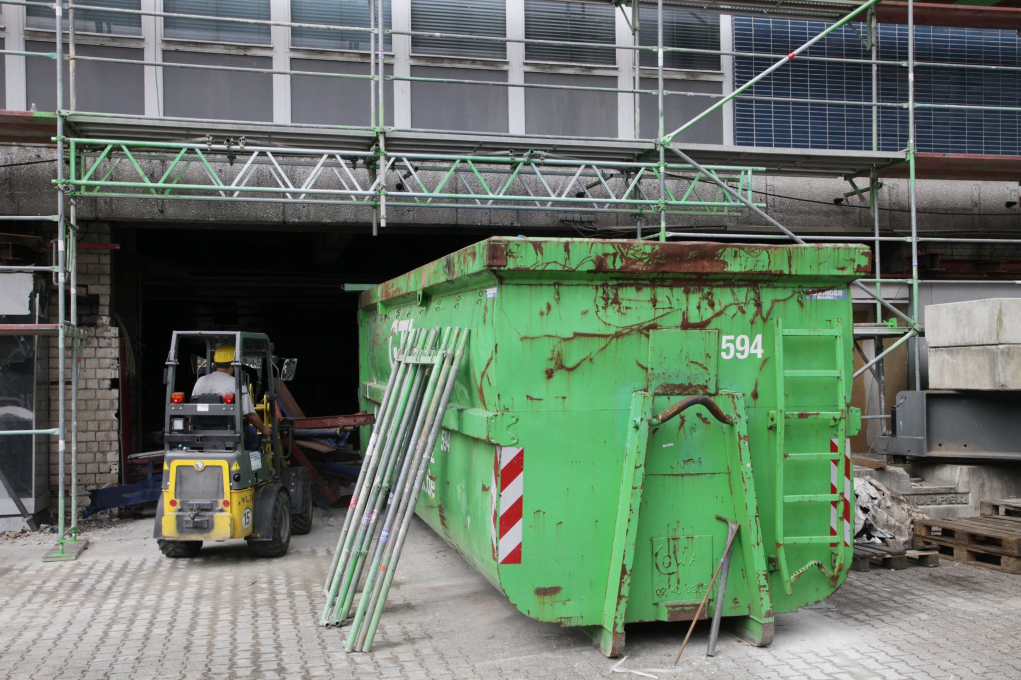 Mini-Bagger steigt Hertie auf's Dach - Lünen