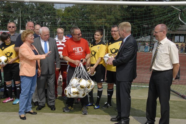 Ferienfußballschule bei DJK Agon 08: Kleine Kicker ganz groß – Sport ...