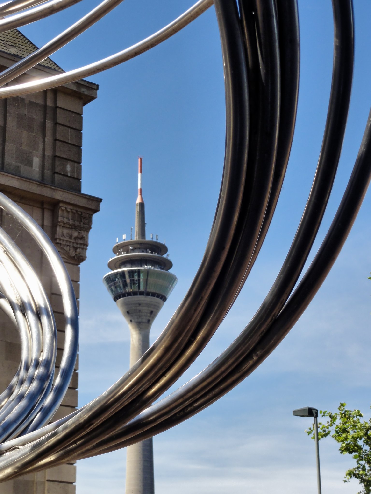 Düsseldorf entdecken: Der Rheinturm - nicht nur in der Hauptrolle ...