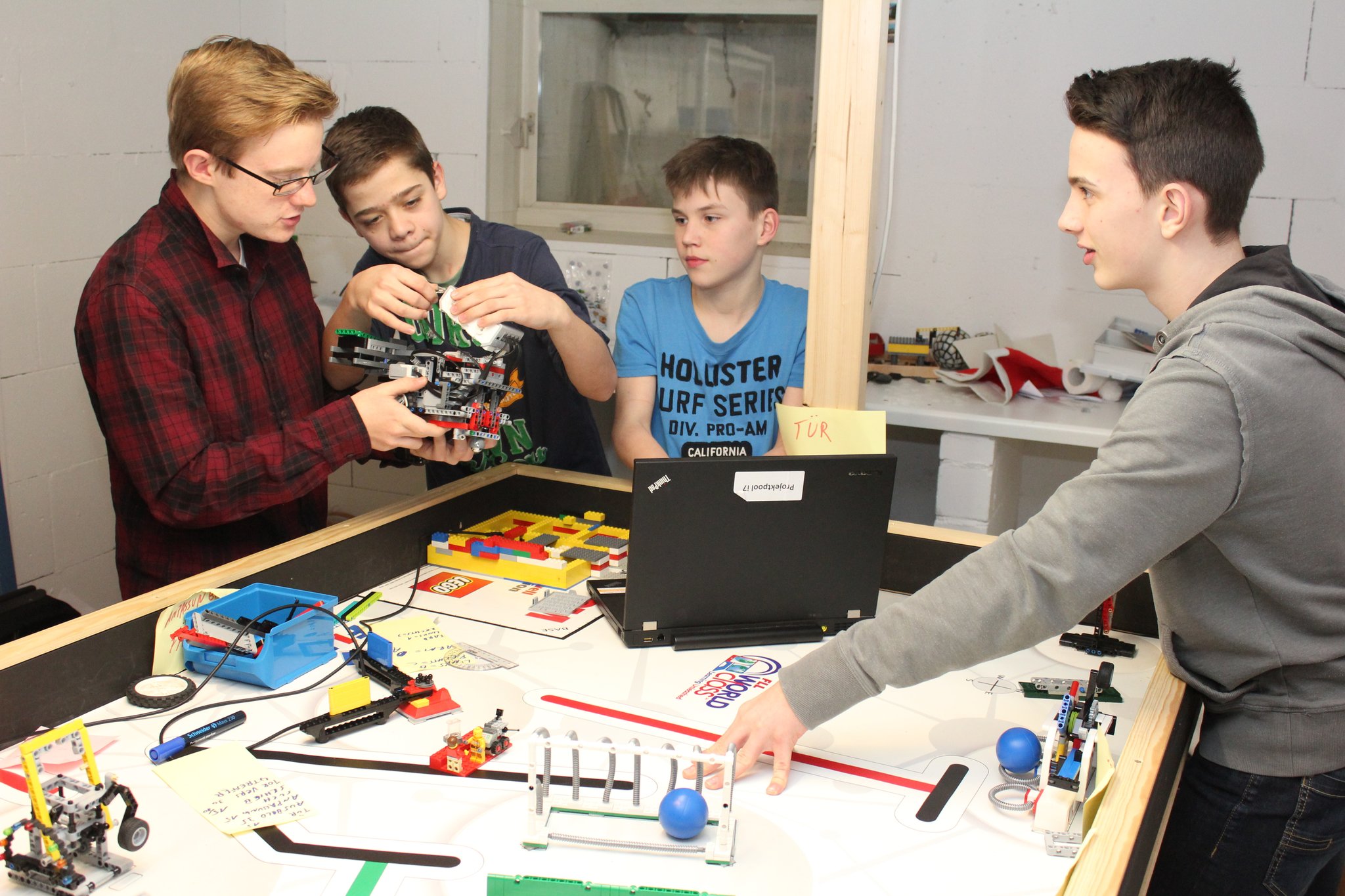 Jugendliche aus Dinslaken erfinden Vertretungslehrer-App für Teilnahme ...