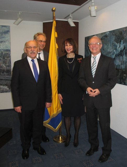 Verdiente Auszeichnung - Bundesverdienstkreuz am Bande für Dr ...