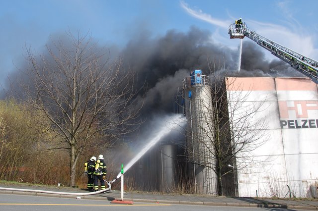 Rauch über Annen: Feuer bei Chemiefabrik HP Pelzer - Witten