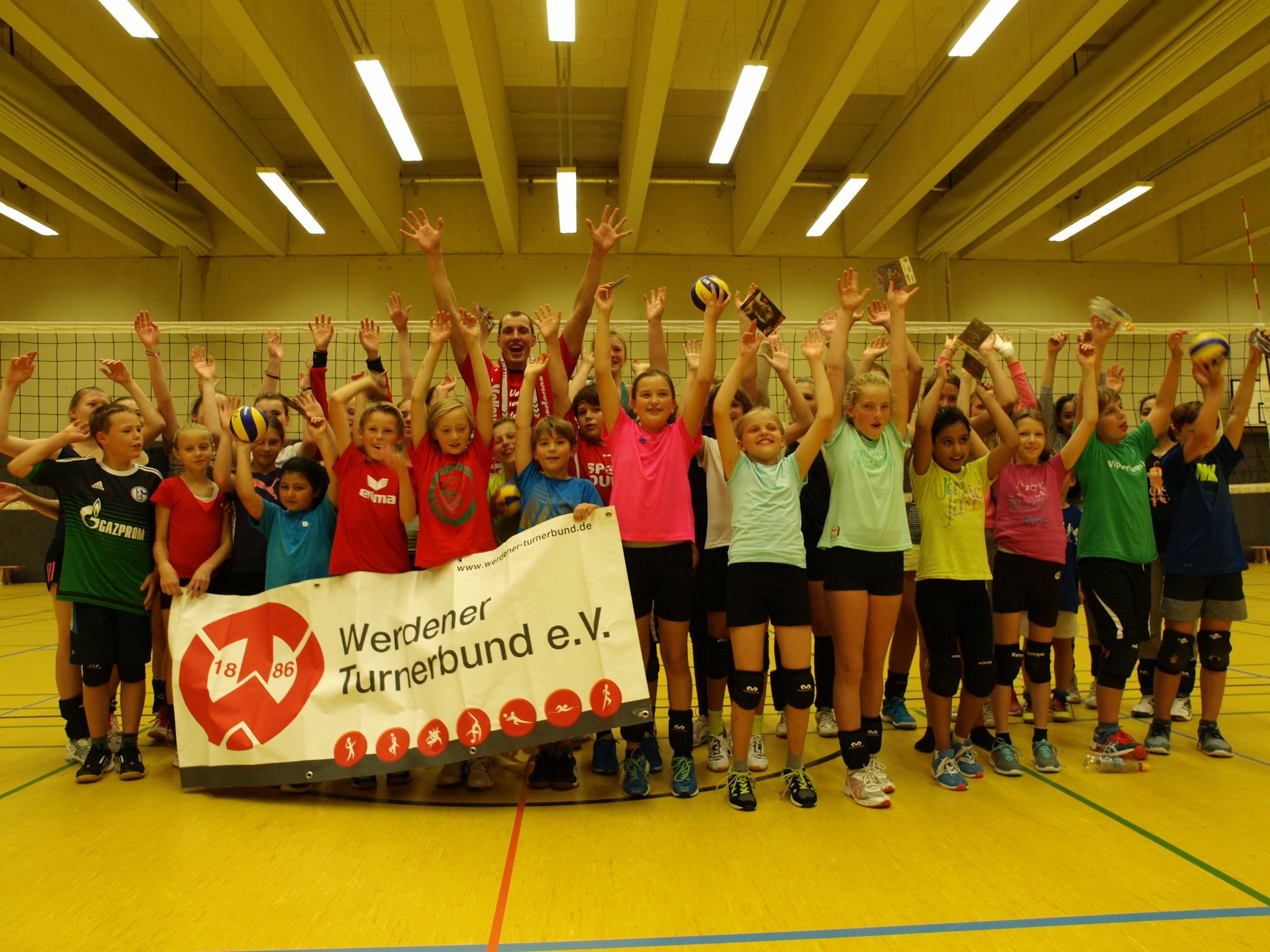 Ein Star zum Anfassen! Berliner Volleyball-Profi Felix Fischer besucht ...