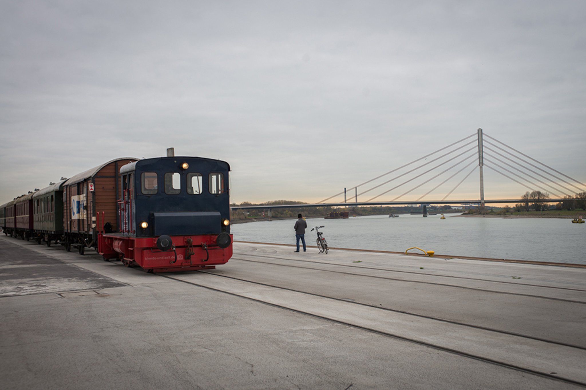 Der erste Zug an Wesel´s neuer Kai-Mauer im Hafen - Hamminkeln