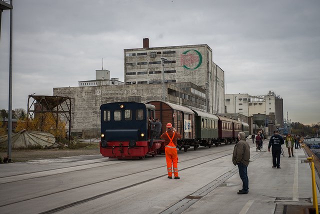 Der erste Zug an Wesel´s neuer Kai-Mauer im Hafen - Hamminkeln