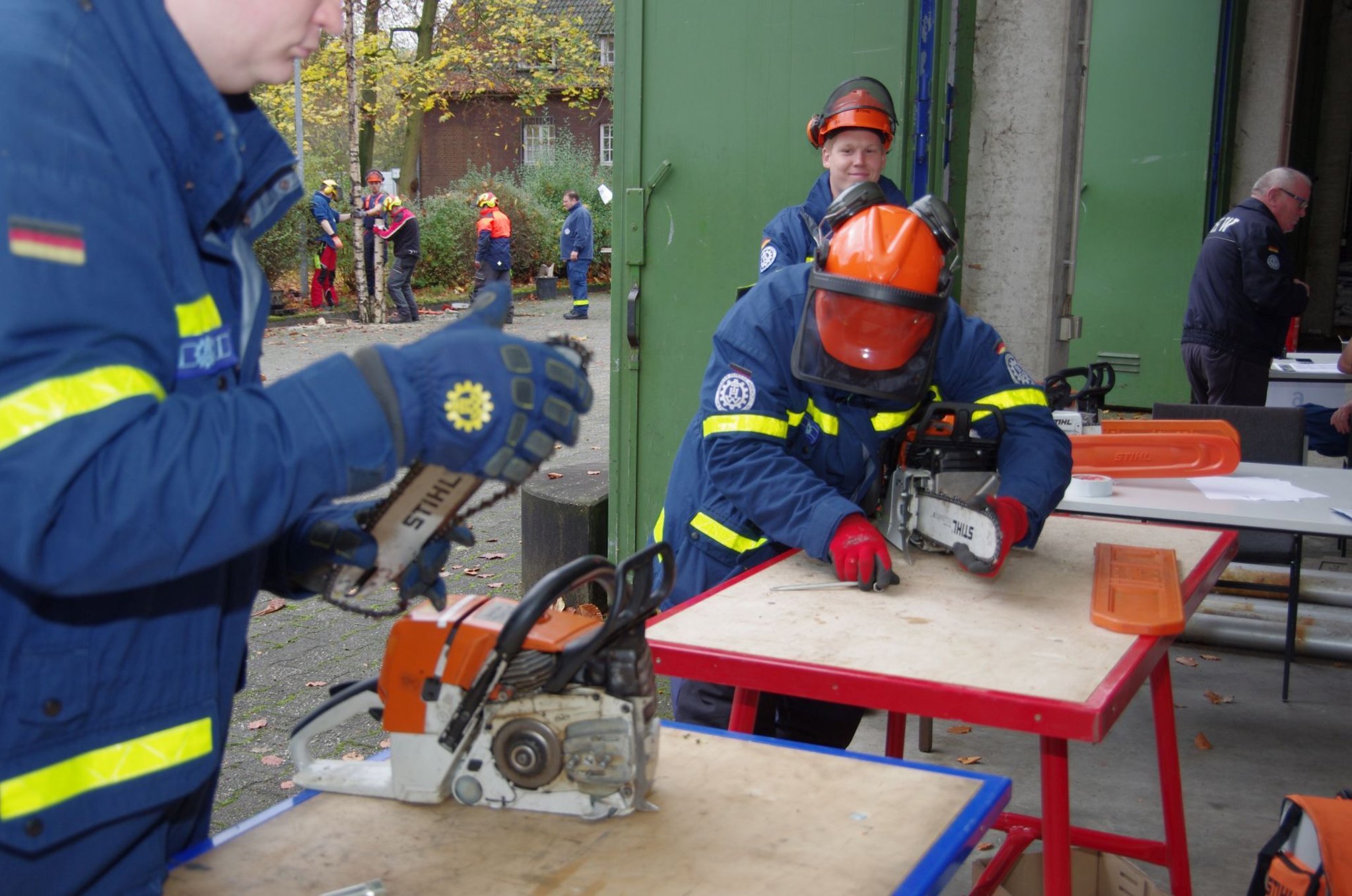 Wettkampf der Bediener/innen Motorsäge nach THW-DV 423 auf dem Gelände ...