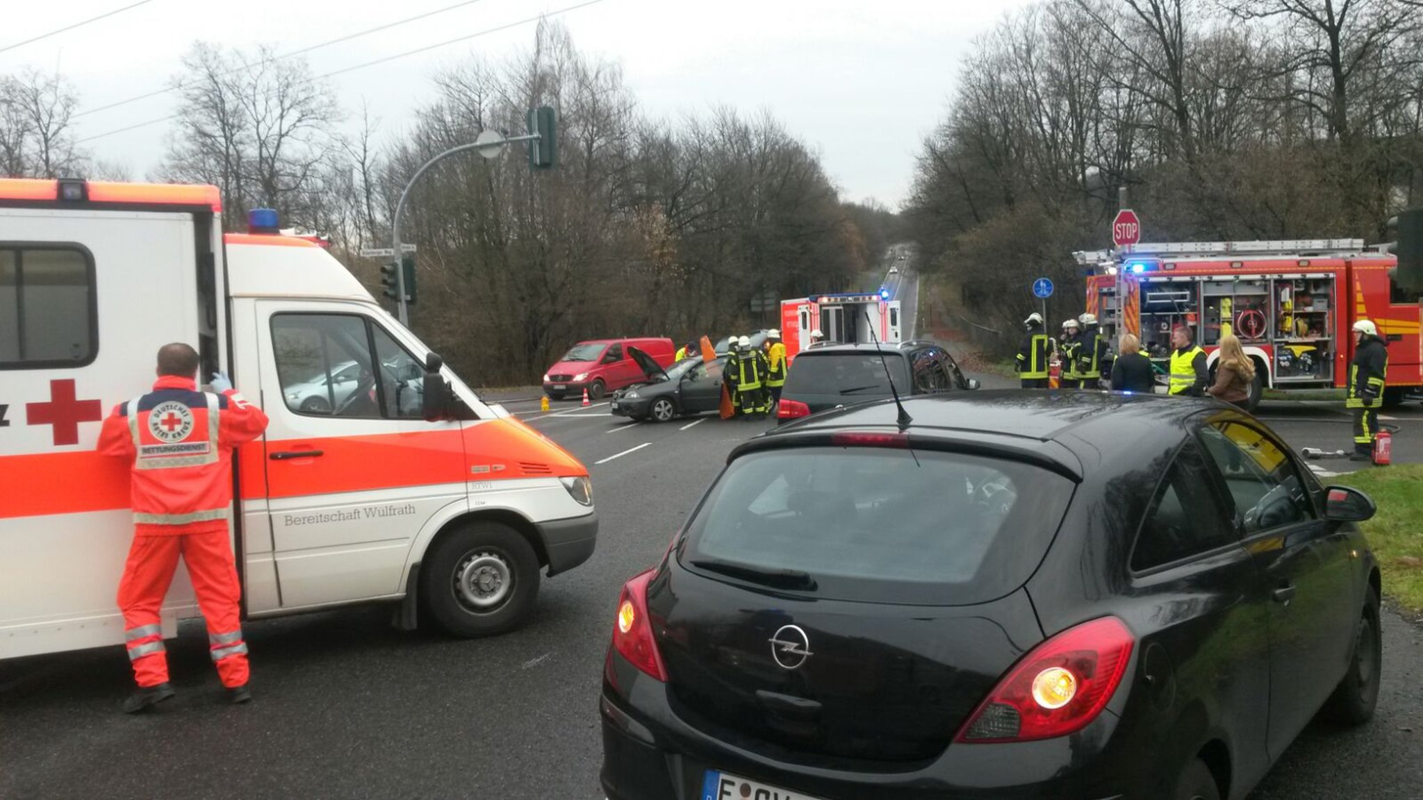 Drei Verletzte bei Unfall - Velbert-Neviges