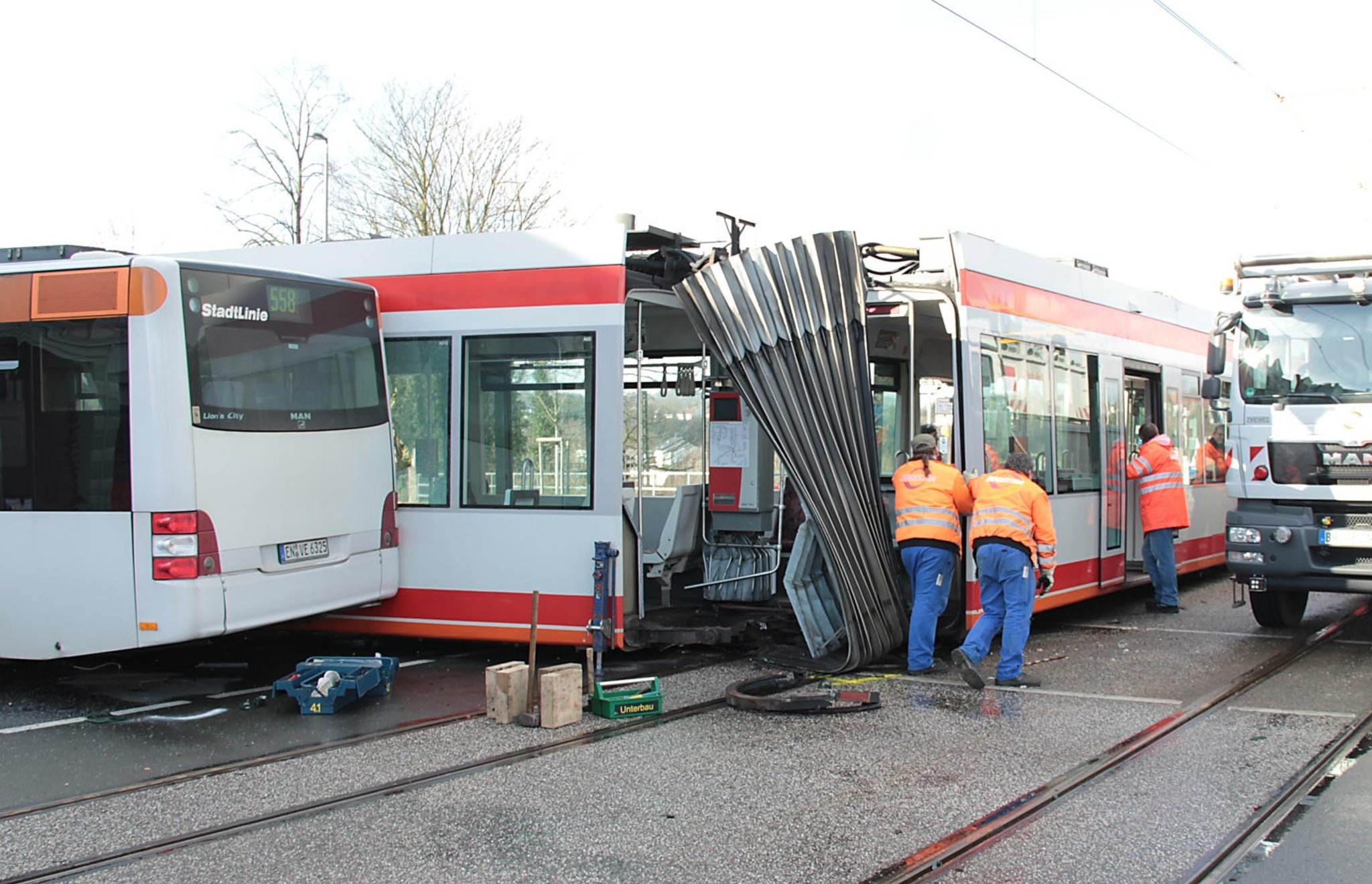 Hattingen: Schwerer Unfall mit Bus und Straßenbahn an der Bahnhofstraße ...