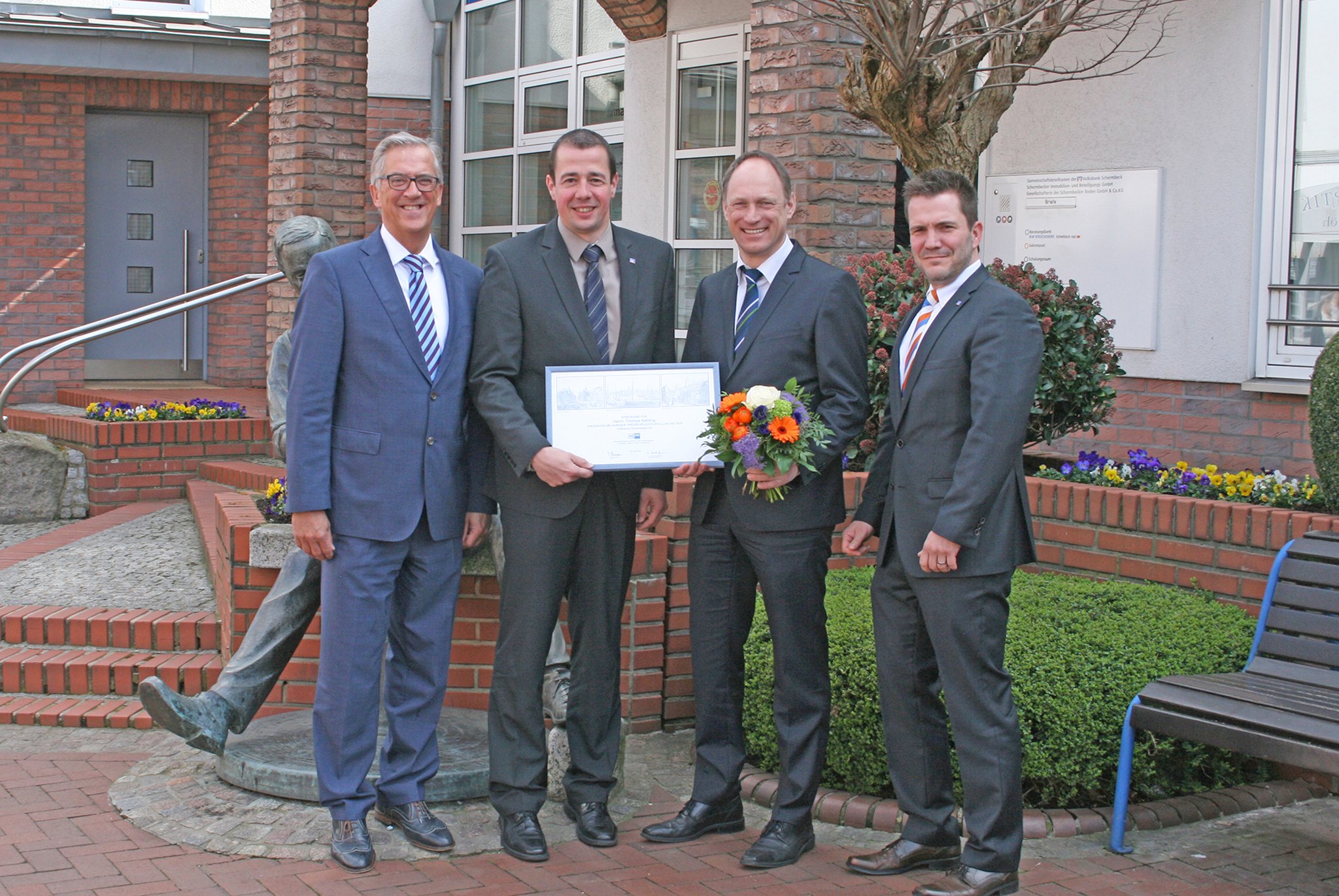 25 Jahre bei der Volksbank Schermbeck: Ehrenurkunde der IHK für Thomas ...