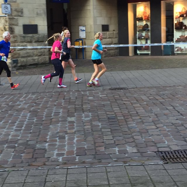 LAURA DIECKMANN MIT ERSTPLAZIERUNG BEIM MÜNSTER CITY RUN - Gladbeck