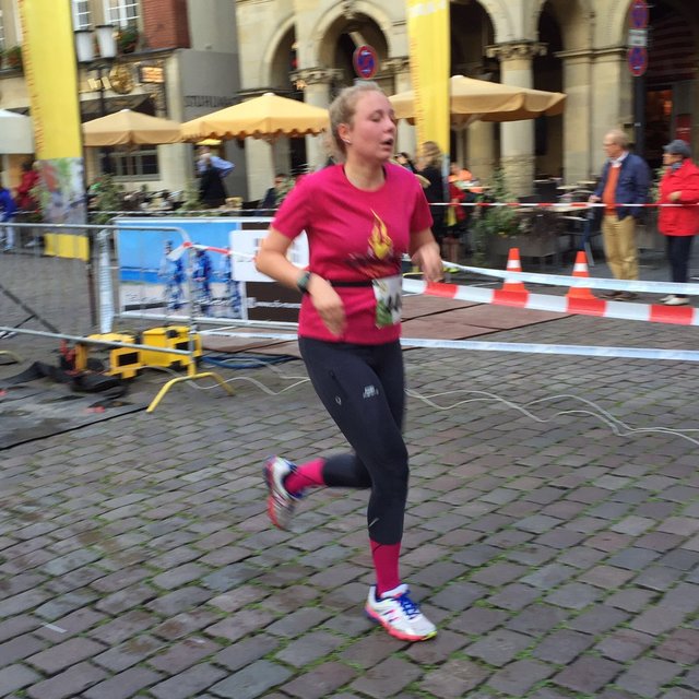 LAURA DIECKMANN MIT ERSTPLAZIERUNG BEIM MÜNSTER CITY RUN - Gladbeck
