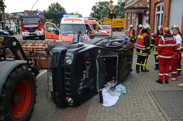 Schwerer Unfall zwischen Traktor und Pkw - Dorsten