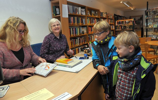 Neuer Lesestoff für Bücherei auf der Margarethenhöhe - Essen-Süd