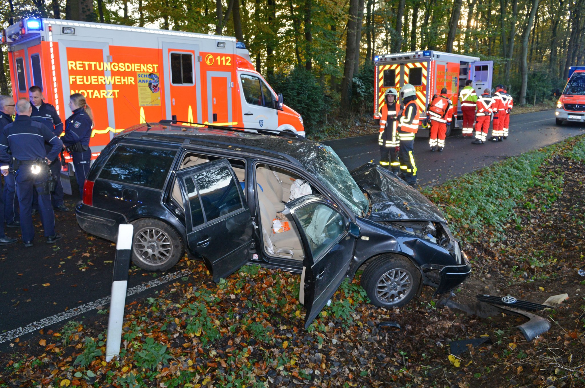 PKW prallt gegen Baum: Schwerer Unfall mit vier Verletzten - Haltern