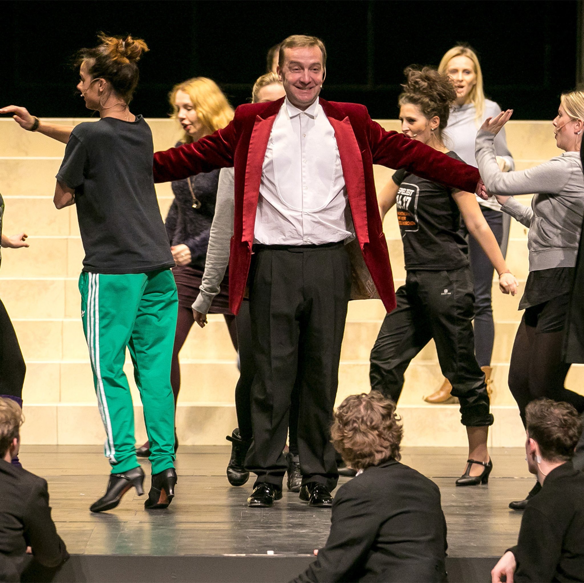 Dirk Weiler als Njegus in charmanter Operette "Die lustige Witwe ...