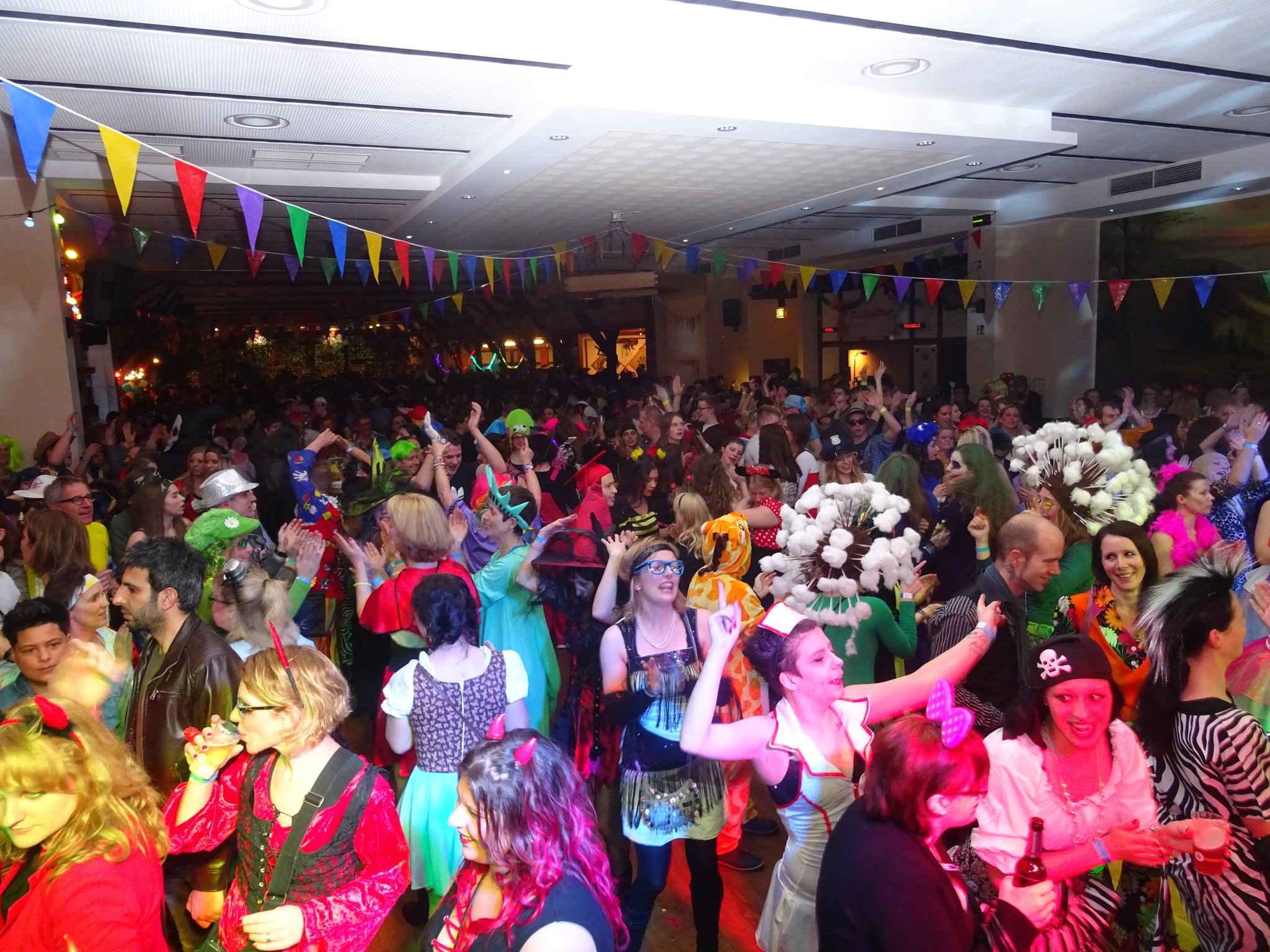 Super Stimmung auf „de Halle“ zur XXL Party vom Musikverein Oeventrop ...