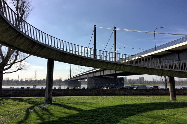 Blaues Band und blauer Himmel: Der Rheinpark Golzheim in Düsseldorf ...