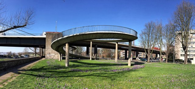 Blaues Band und blauer Himmel: Der Rheinpark Golzheim in Düsseldorf ...
