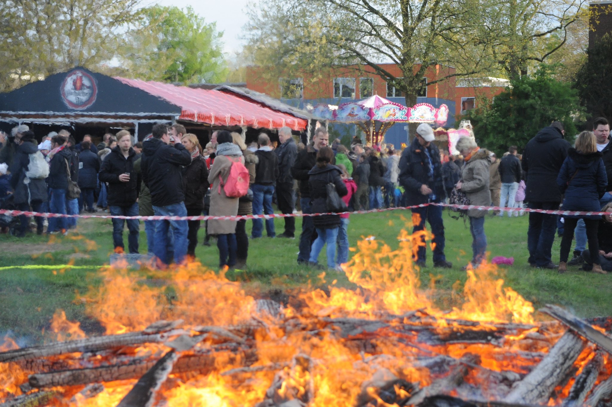 Osterfeuer in Düsseldorf-Wersten - Düsseldorf
